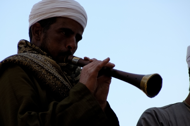 Egypt-egyptian-man-playing-horn-photo-image-5070
