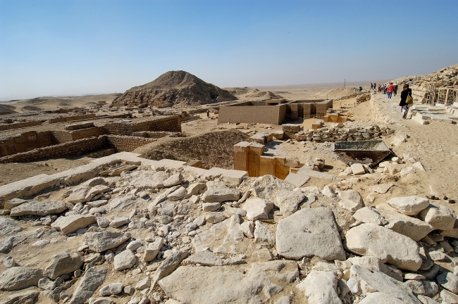 Free sakkara-step-pyramid-complex-built-for-king-djoser-photo-image-1 ...