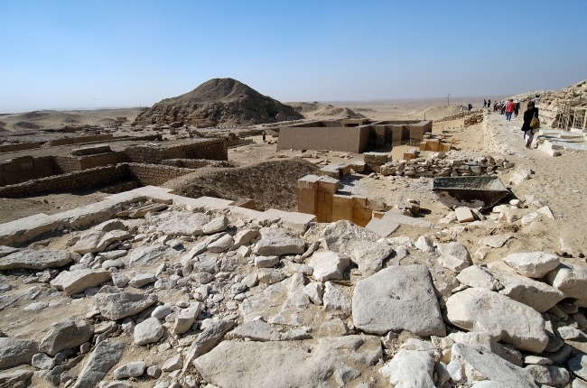 Free sakkara-step-pyramid-complex-built-for-king-djoser-photo-image-1 ...