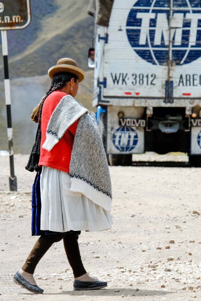 Peru-woman on road andes mountains 015
