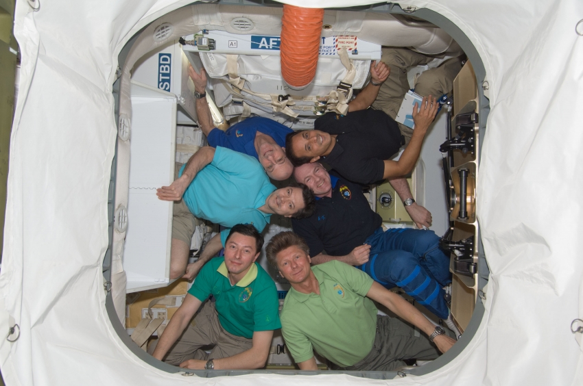 expedition 31 crew inside spacex dragon cargo craft1 - Classroom Clip Art