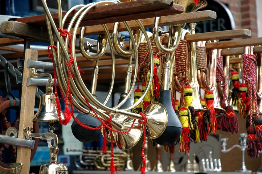 Horns trumpets bells London England - Classroom Clip Art