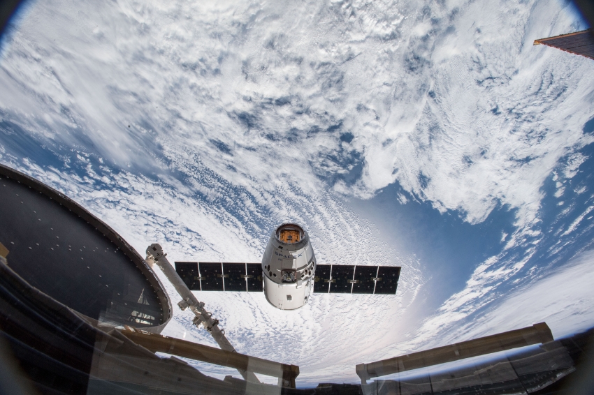 Space Cargo-spacex dragon cargo craft approaches the station