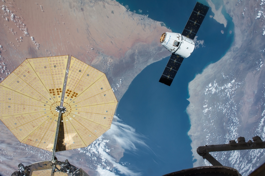 Space Cargo-spacex dragon cargo craft arrives at iss