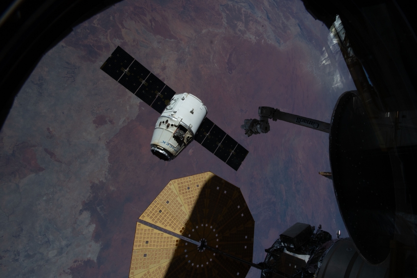 Space Cargo-spacex dragon cargo craft released from the canadarm2