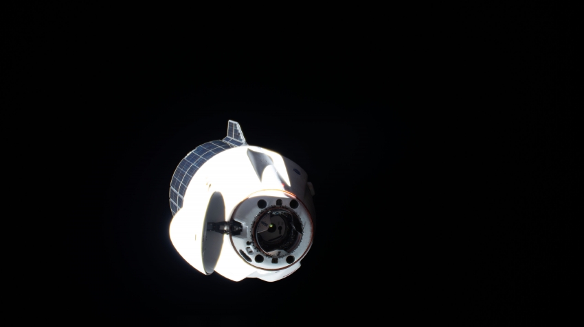Space Cargo-the spacex cargo dragon cargo craft approaches the space ...