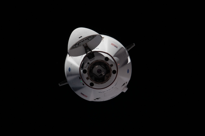 Space Cargo-the spacex cargo dragon cargo craft approaches the space ...